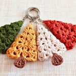 Christmas Crochet Keychain Project for Stylish Gifts - DIY Crafts