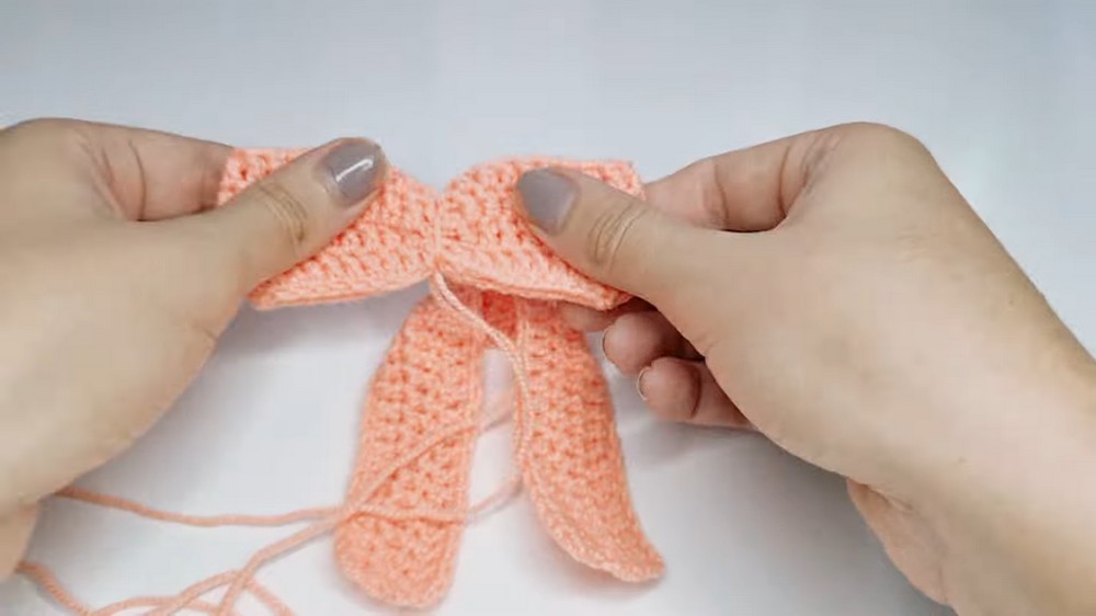 Classic Crochet Bow Tutorial for Stylish Accessories - DIY Crafts