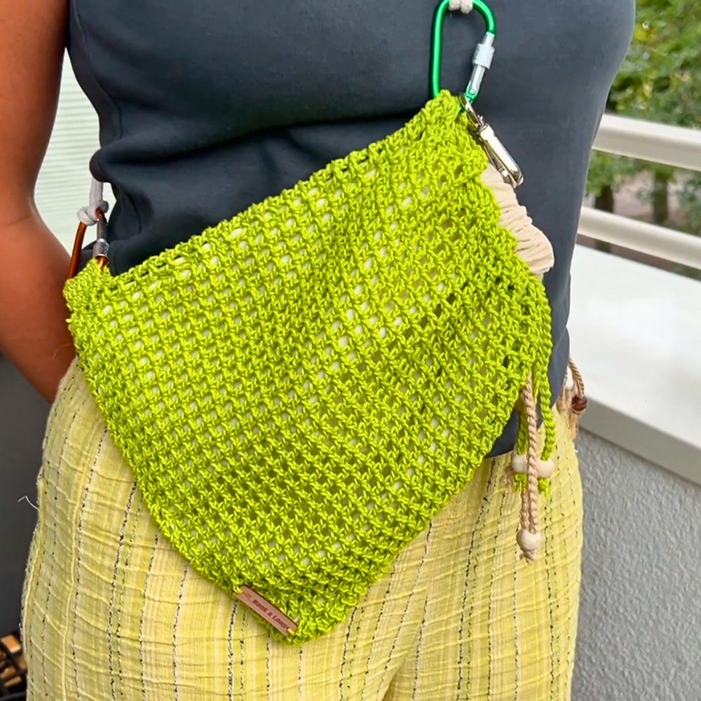 Stylish Crochet Pouch Bag Pattern with Practical Details - DIY Crafts