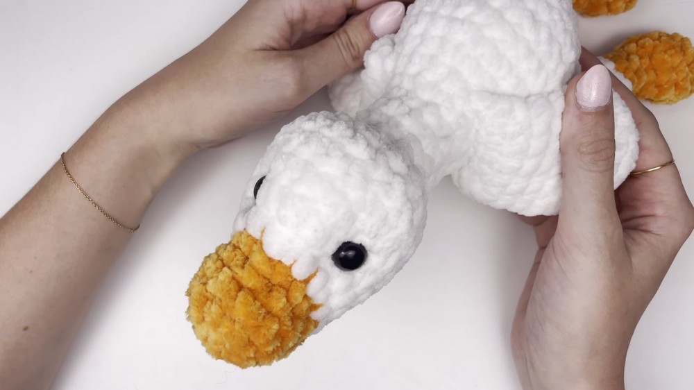 No-Sew Crochet Goose Pattern with Step-by-Step Tutorial - DIY Crafts